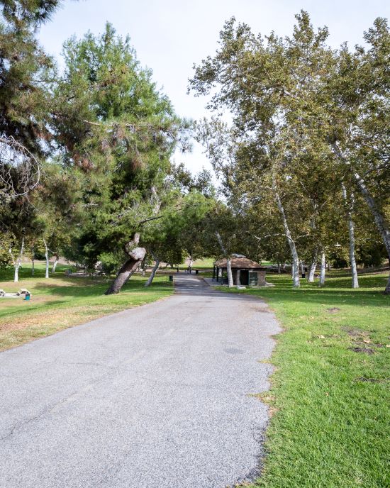 Bonelli Park Loop: Safe Stroll, Lake Views, & Playgrounds