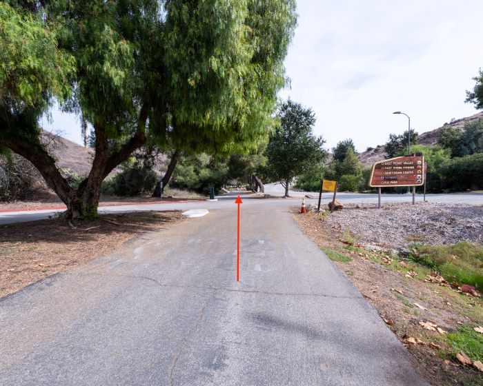 Bonelli Park Loop: Safe Stroll, Lake Views, & Playgrounds