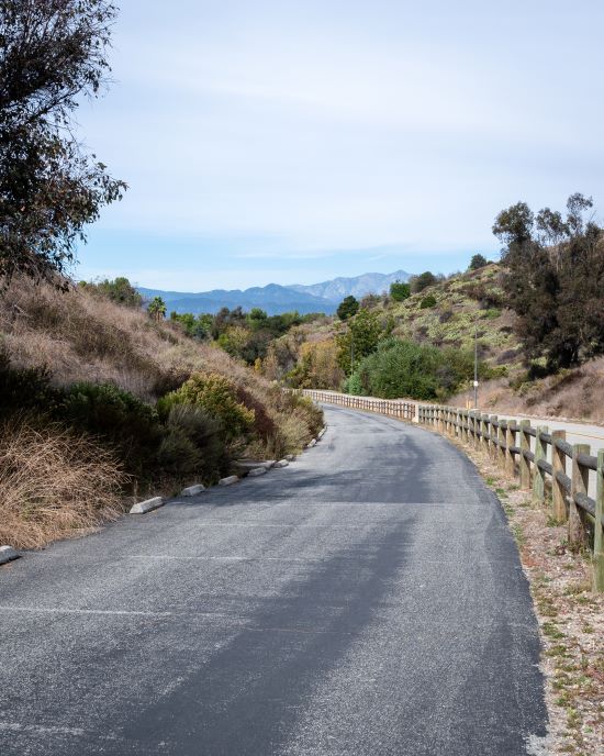 Bonelli Park Loop: Safe Stroll, Lake Views, & Playgrounds