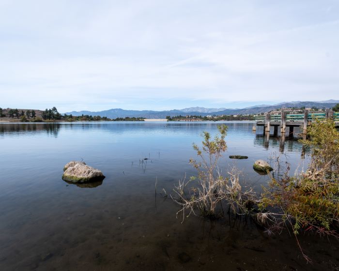 Bonelli Park Loop: Safe Stroll, Lake Views, & Playgrounds